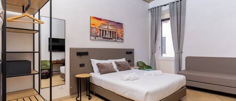 Quarto triplo luxo, vista para o pátio | Frigobar, cofres nos quartos, escrivaninha, quartos à prova de som
