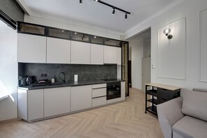 Apartamento | Kitchenette privada | Uma cafeteira/bule, uma chaleira elétrica 