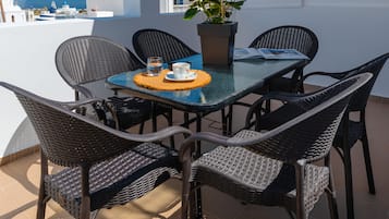 Luxury Cycladic Residence with Private Balcony, Upper Floor | Terraço/pátio interior