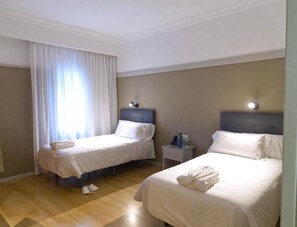 Quarto triplo, vista para a cidade | Escrivaninha, espaço de trabalho para notebook, quartos à prova de som