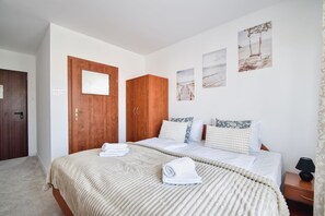 Quarto, 1 cama queen-size, varanda | Wi-fi grátis 