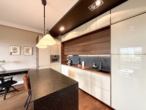 Apartamento Clássico, vista para o pátio | Cozinha privada | Um frigorífico/congelador grande, um forno, uma placa de cozinha 