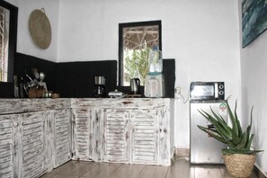 Villa Familiar, vista para o jardim | Cozinha privada | Um frigorífico, um micro-ondas, utensílios de cozinha 