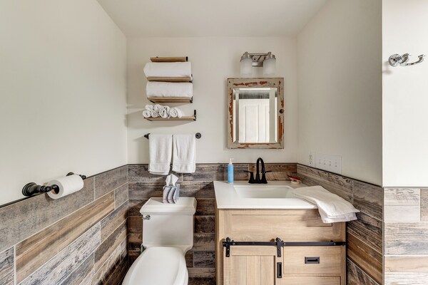 Walkable, Dog Friendly! Friday Harbor Stay W/ Deck - Friday Harbor
