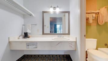 Quarto, 1 cama king-size, não fumadores | Casa de banho | Toalhas fornecidas