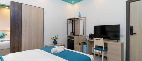 Quarto Familiar, vista para o jardim | Minibar, cofre no quarto, com decoração personalizada