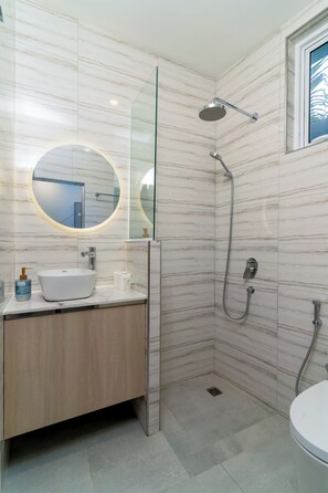 Quarto Familiar, vista para o jardim | Duche na casa de banho
