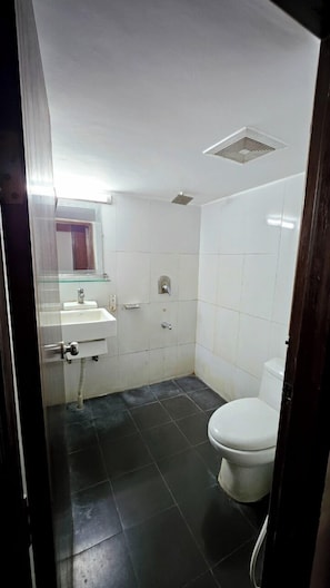 Quarto Duplo ou Twin Deluxe | Casa de banho | Um polibã, toalhas fornecidas, sabão, champô 