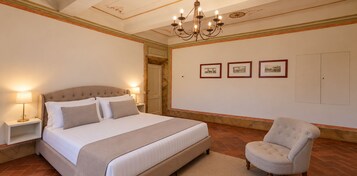 Quarto superior | Cofres nos quartos, ferros/tábuas de passar roupa, Wi-Fi de cortesia