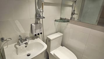Quarto solteiro básico | Banheiro | Secador de cabelo, toalhas de banho, shampoo, papel higiênico