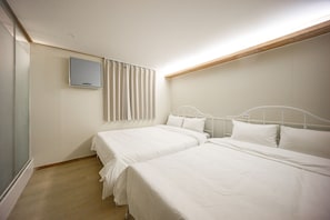 Quarto Quádruplo Básico, 2 camas queen-size | Wi-fi grátis 
