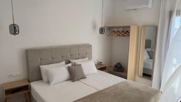 Quarto Duplo Deluxe, varanda, Vista para a cidade | Cofre no quarto, com decoração personalizada