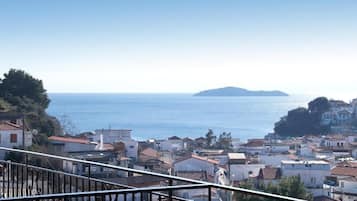 Quarto Triplo, varanda, vista para o mar | Terrenos do alojamento
