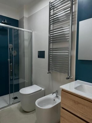 Quarto casal, sacada (Palmarola) | Banheiro | Chuveiro, secador de cabelo, toalhas de banho, sabonete