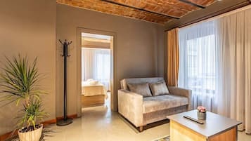 Quarto triplo superior, vista para a cidade | Área de estar