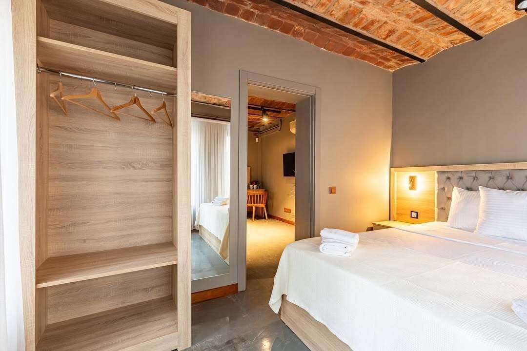 Quarto triplo superior, vista para a cidade | Ferros/tábuas de passar roupa, Wi-Fi de cortesia