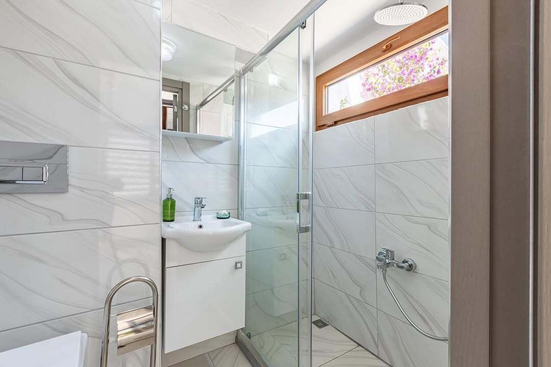 Quarto Triplo Premium | Casa de banho | Um secador de cabelo, chinelos, toalhas fornecidas, sabão 