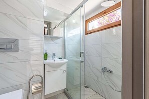 Quarto Triplo Premium | Casa de banho | Um secador de cabelo, chinelos, toalhas fornecidas, sabão 