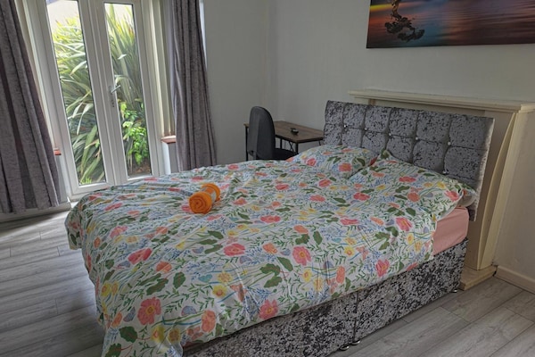 6 Bed House Sleeps 13 - Private Garden - Bristol