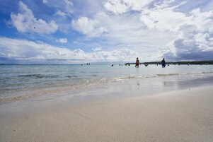 Perto da praia, praia de areia branca 