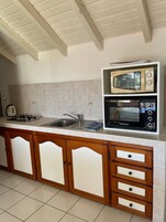 Apartamento Executivo, casa de banho anexa, vista para o mar | Cozinha privada | Um frigorífico/congelador grande, um micro-ondas, um forno 