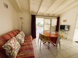 Apartamento Executivo, casa de banho anexa, vista para o mar | Sala de estar | Televisor LED de 32 polegadas com canais digitais