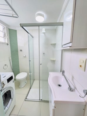 Apartamento Comfort, aceitam-se animais de estimação, Vista para a cidade | Casa de banho | Um polibã, toalhas fornecidas, sabão, champô 