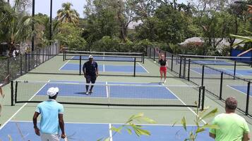 Vila básica, vista para a praia | Campo esportivo