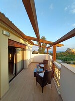 Quarto superluxo, 1 cama Queen e sofá-cama, vista para o mar | Terraço/pátio