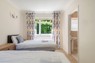 Bungalow de Luxo, pátio, vista para o jardim | Cortinas/cortinados opacos, ferro/tábua de engomar, Wi-fi grátis