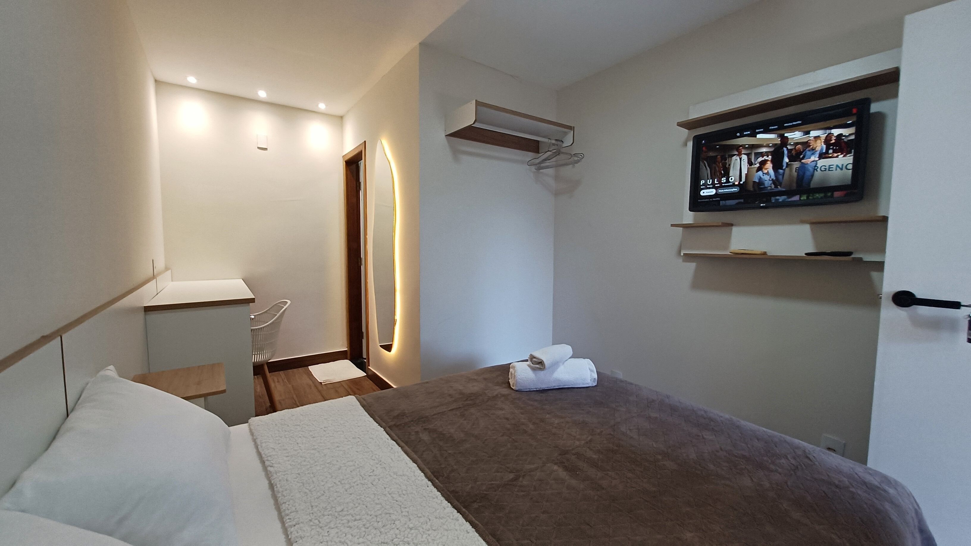 Quarto  1207   Riviera Sanary | Praia, Conforto e Tranquilidade | Wi-fi grátis, com decoração personalizada, com mobília individualizada 