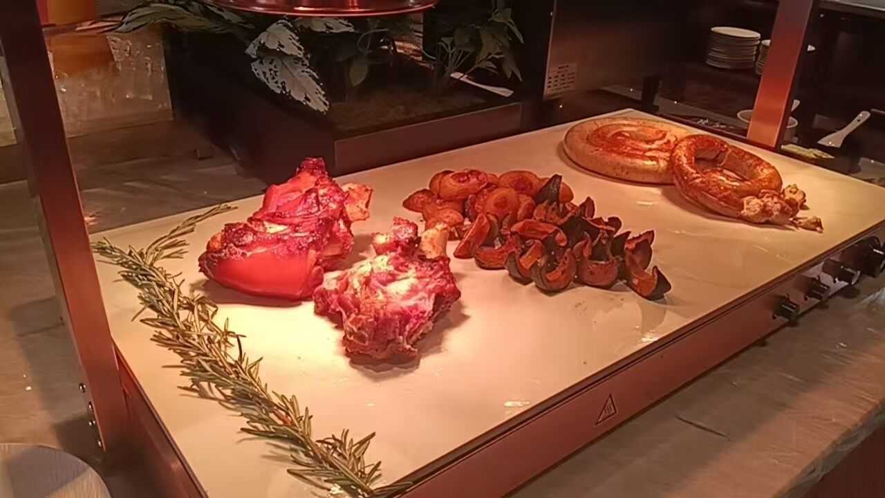 Exposição de diversos tipos de carne e enchidos em um balcão.
