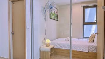 Apartamento Familiar, varanda | Cortinas/cortinados opacos, ferro/tábua de engomar, Wi-fi grátis