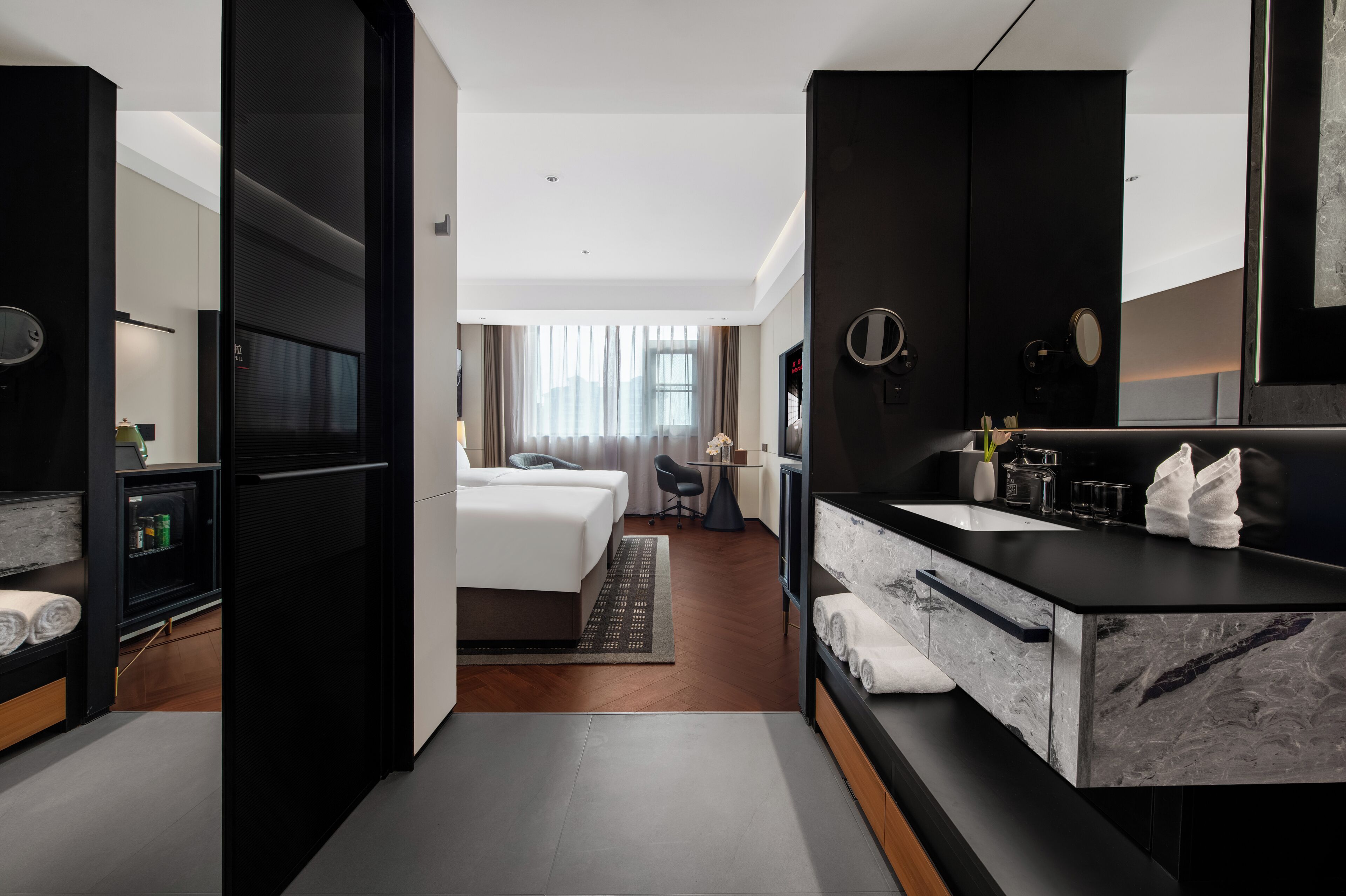 Quarto Twin Básico | Secretária, secretária adequada para computadores portáteis 