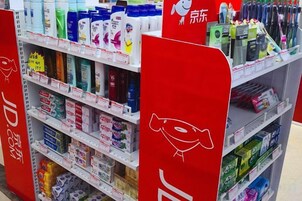 Prateleira repleta de diversos produtos de higiene pessoal em uma loja.