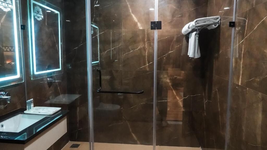 Quarto Duplo ou Twin Deluxe | Casa de banho | Um polibã, chinelos, toalhas fornecidas, sabão 