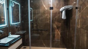 Quarto casal ou duplo luxo | Banheiro | Chuveiro, chinelos, toalhas de banho, sabonete