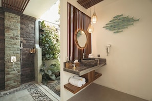 Villa, 1 quarto (Pool Villa) | Casa de banho | Um polibã e uma banheira separados, um bidé, toalhas fornecidas, sabão 