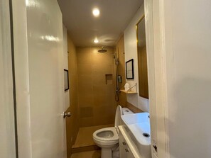 Quarto casal luxo | Banheiro | Chuveiro, toalhas de banho