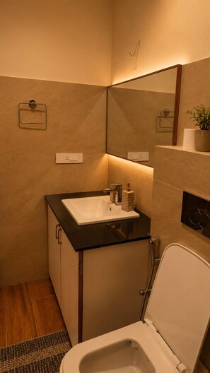 Quarto casal ou duplo conforto, varanda, vista para a colina | Banheiro | Chuveiro, toalhas de banho, sabonete, shampoo