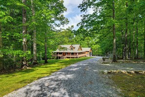 Hot Tub & Patio: Bedford Log Cabin on 10 Acres! Reviews, Deals & Photos ...