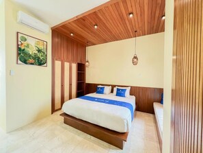 Suite, varanda, vista para a piscina | Secretária, Wi-fi grátis 
