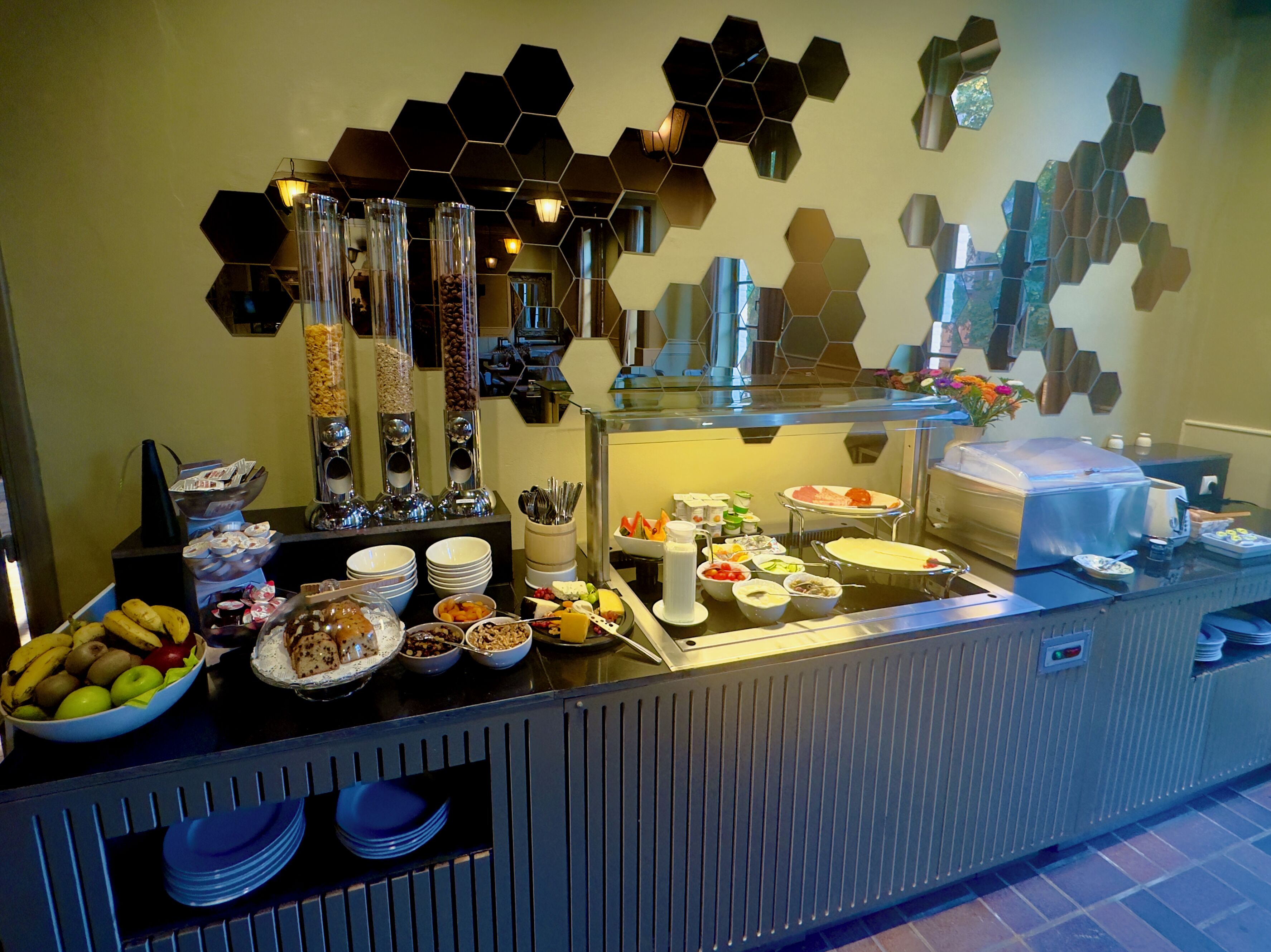 Buffet com diversas opções de comida e um espaço para café.