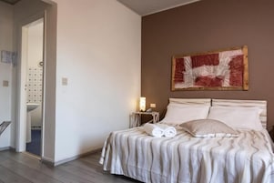 Quarto casal superior, sacada, vista parcial para o mar | Cofres nos quartos, quartos à prova de som, Wi-Fi de cortesia