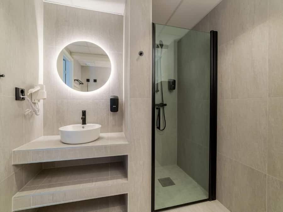 Apartamento Standard | Casa de banho | Um polibã, um secador de cabelo, toalhas fornecidas, sabão