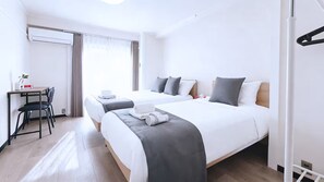 Quarto Triplo Comfort, varanda, Vista para a cidade | Secretária, secretária adequada para computadores portáteis 