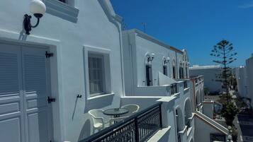 Quarto Triplo Júnior, varanda, vista para a montanha | Terraço/pátio interior