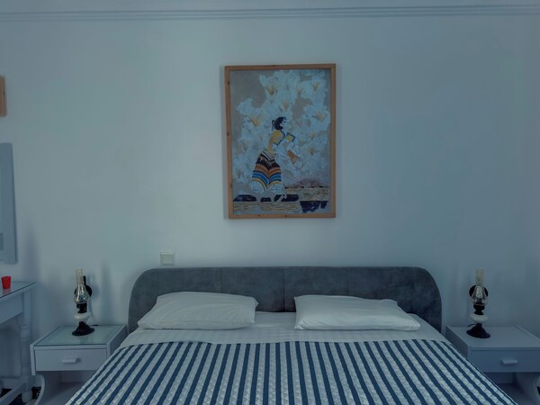Tritonas Rooms - Santorini
