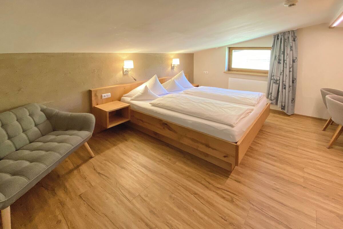 Quarto casal econômico | Cofres nos quartos, cortinas blackout, Wi-Fi de cortesia, roupa de cama