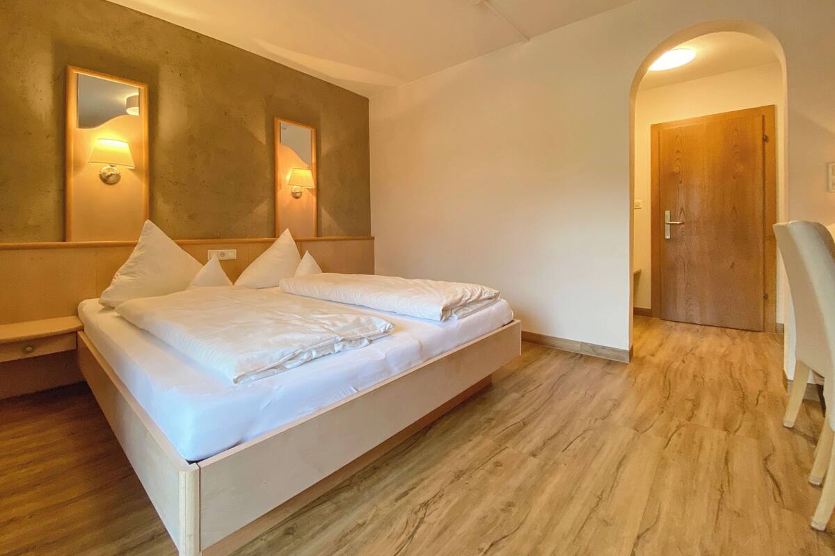 Quarto casal standard | Cofres nos quartos, cortinas blackout, Wi-Fi de cortesia, roupa de cama